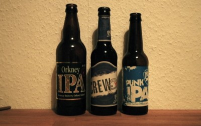 Drei Flaschen Bier: Orkney IPA, Crew IPA, Punk IPA – originalverkorkt